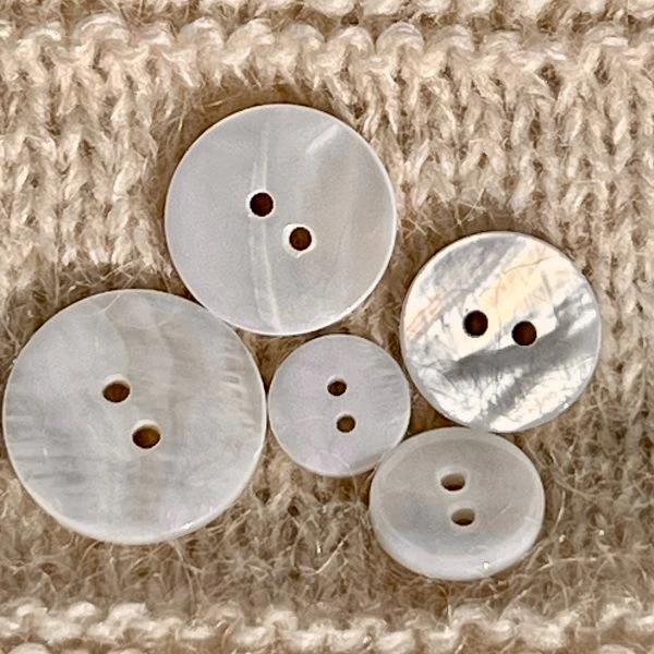 Mauds Perlemorknapper – Mild Hvit – Fru Kvist